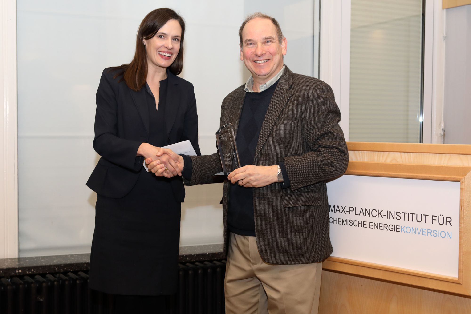 Verleihung des Frontiers Award 2019 an Prof. James Mayer | SOLARIFY